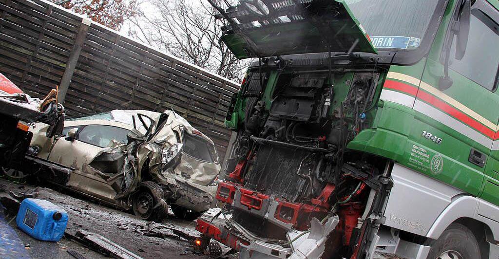 Ansfelden: Unfall auf der A1 mit drei Lkw und einem Pkw | Nachrichten.at