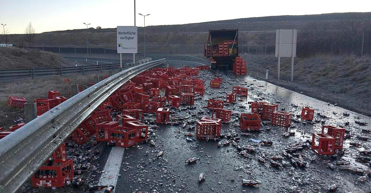 Scherbenmeer auf Wiener Straße: Lkw verlor hunderte Cola-Flaschen ...