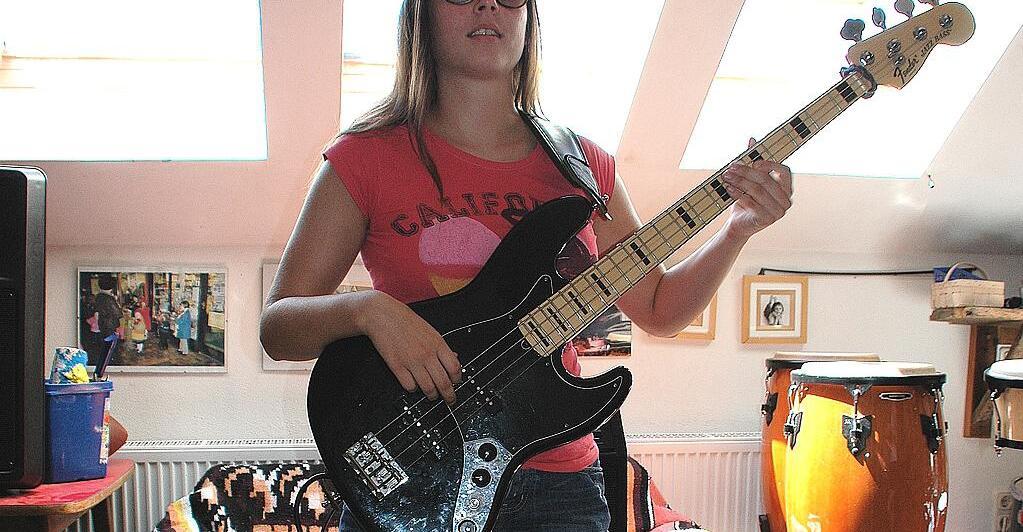 Ciara Moser versteht sich mit dem E-Bass blind | Nachrichten.at