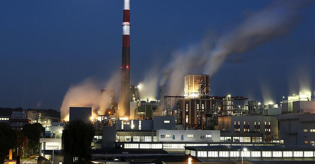 Tiefrote Bilanz zwingt Faserhersteller Lenzing zum Abbau von ...