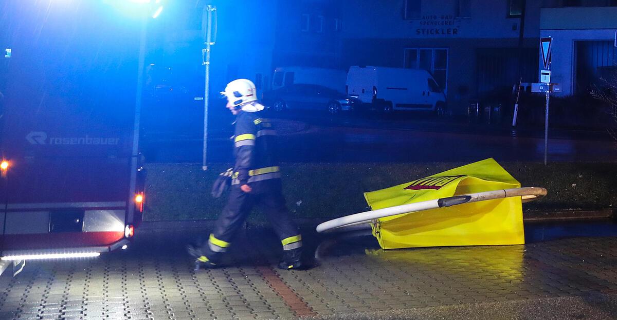 Wind verblies "Billa-Sackerl" und weitere Sturm-Einsätze | Nachrichten.at