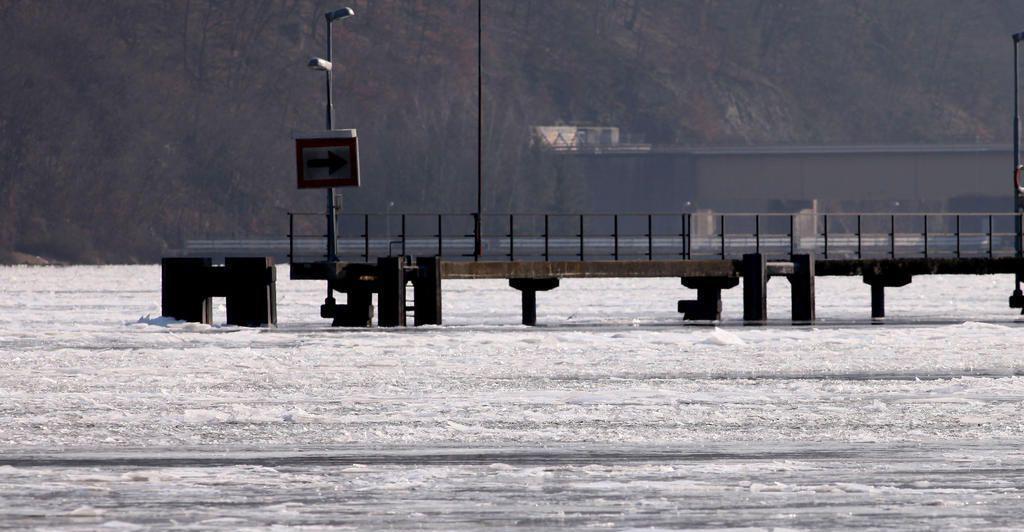 Eisdrift: Jetzt ist auch Aschach-Schleuse „zu“ | Nachrichten.at