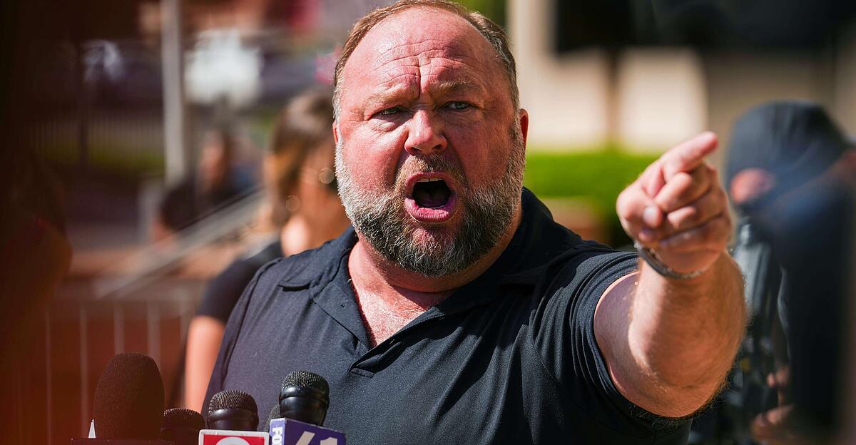 965 Millionen Dollar Strafe für rechten Hetzer Alex Jones | Nachrichten.at