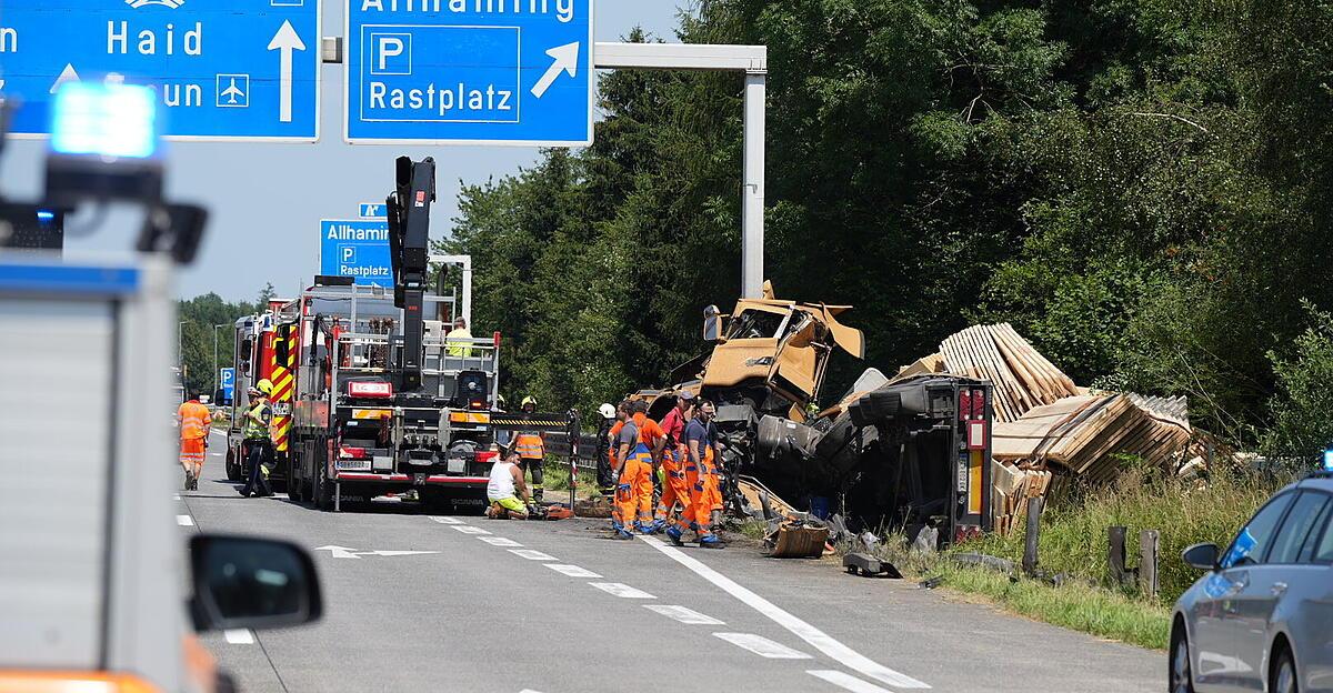 Langer Stau nach schwerem Lkw-Unfall auf der Westautobahn | Nachrichten.at