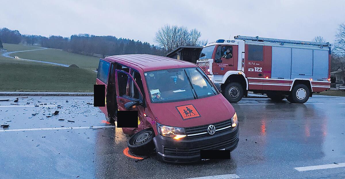 Sieben Verletzte nach Unfall mit Schulbus | Nachrichten.at