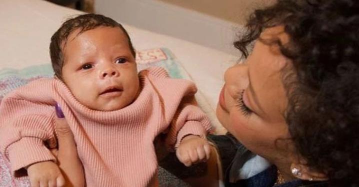 Glückliche Familie: Rihanna zeigt Baby Riot Rose auf Instagram ...