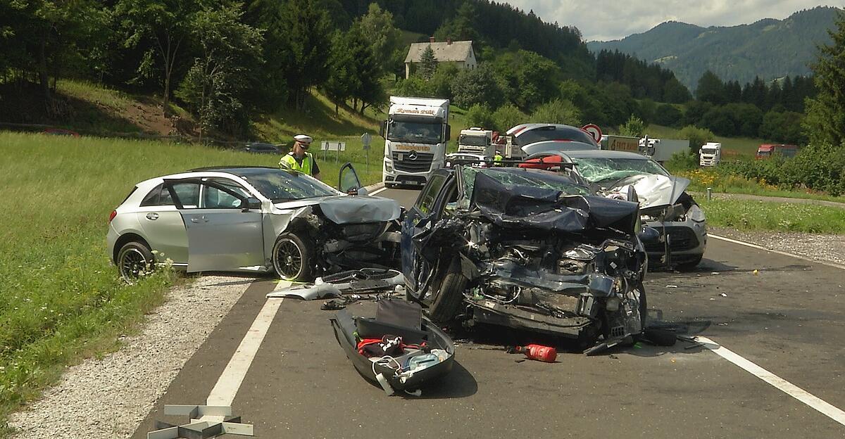Tragischer Autounfall: Ehepaar starb, Sohn lebensgefährlich verletzt | Nachrichten.at