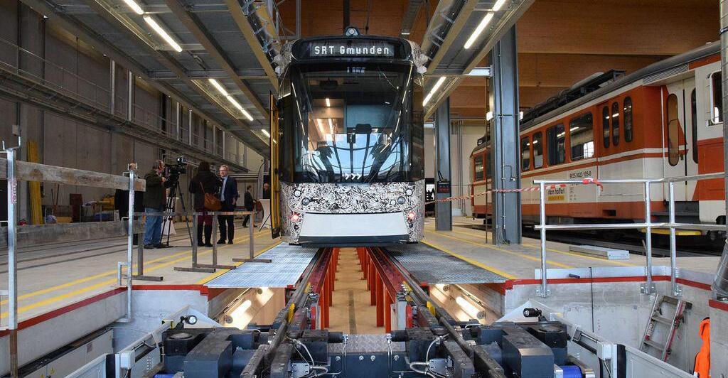 Erste Garnitur der Stadt-Regio-Tram | Nachrichten.at