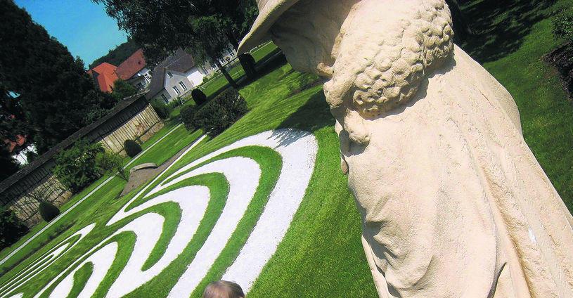 Acht Minuten zur Mitte: Labyrinth im Kloster erleichtert die Seele ...