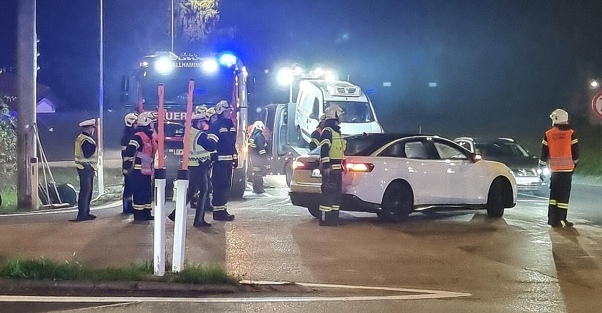 Rote Ampel übersehen: 3 Verletze bei Autounfall in Allhaming ...