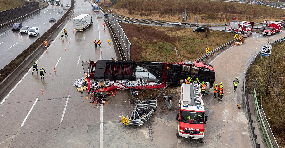 Schwerer Lkw-Unfall auf der A1 in Asten | Nachrichten.at