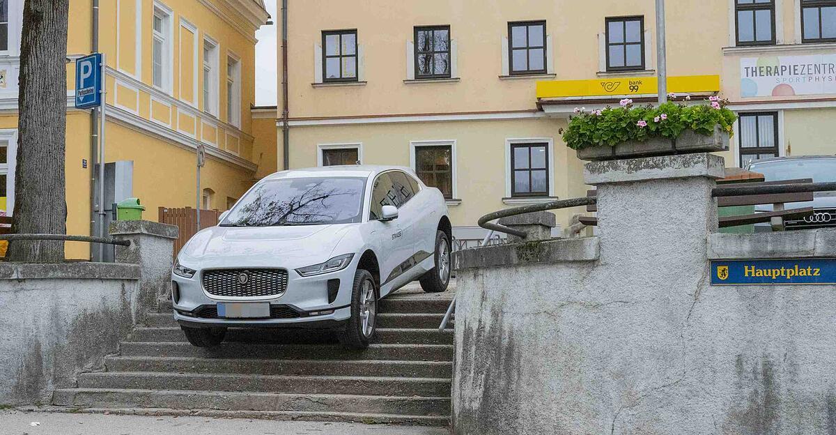 Falsch abgebogen: Auto blieb auf Stiege hängen | Nachrichten.at