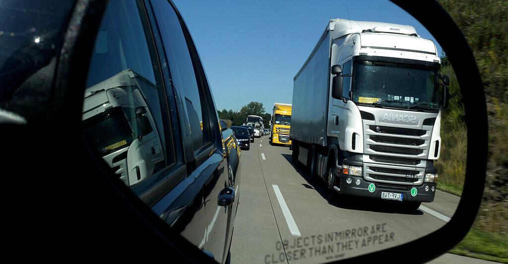 Kaum ein Lkw-Fahrer hält sich an Tempolimit auf der Autobahn ...